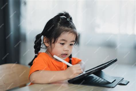 Premium Photo Asian Girl Use Digital Pen And Touch On Screen Tablet