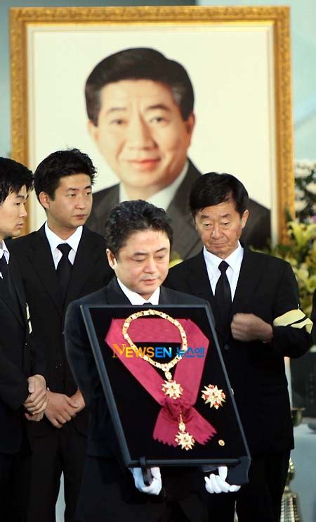 포토엔 故 노무현 전 대통령의 무궁화대훈장 손에 잡히는 뉴스 눈에 보이는 뉴스 뉴스엔