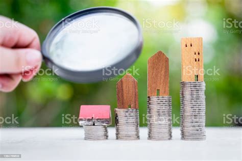손 은 돋보기를 들고 동전 돈 집 선택 부동산 개념의 행집 모델을보고 다양에 대한 스톡 사진 및 기타 이미지 다양 금융