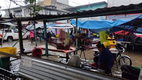 Río Coatzacoalcos Se Desborda Y Comerciantes Retiran Puestos En