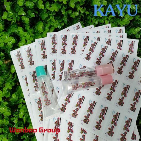 Osmo สติกเกอร์ฉลากเครื่องสำอางพิมพ์โลโก้แบบกำหนดเองลิปกลอสลิปสติกไวนิลฉลากส่วนตัวสติกเกอร์ติด