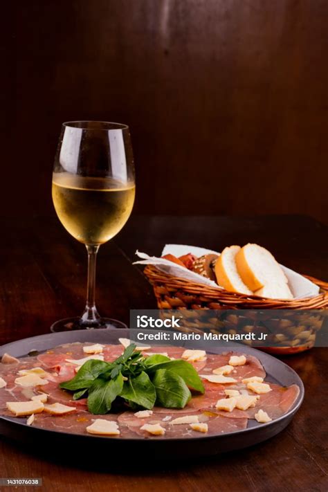 카르 파치오 차가운 고기 캣테일 바구니와 함께 낭만적 인 저녁 식사 장인 빵 바질 잎 겨자 디종 유리 화이트 와인 나무 테이블 클로즈업 겨자에 대한 스톡 사진 및 기타