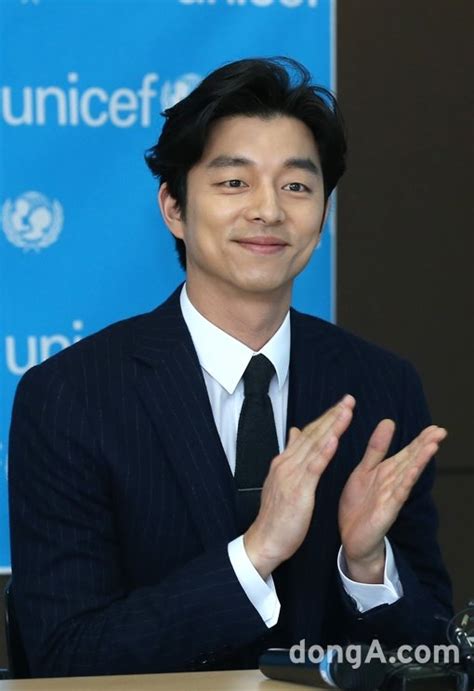 공유 팬서비스 팬들 위해 ‘백허그에 포옹까지 스포츠동아