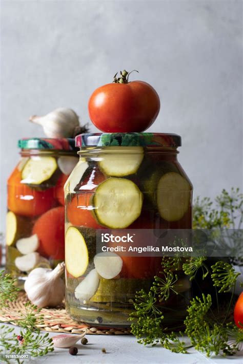 신선한 재료 수직 형식으로 회색 배경에 두 개의 유리 항아리에 토마토와 함께 절인 호박 0명에 대한 스톡 사진 및 기타 이미지 0명 건강한 생활방식 건강한 식생활