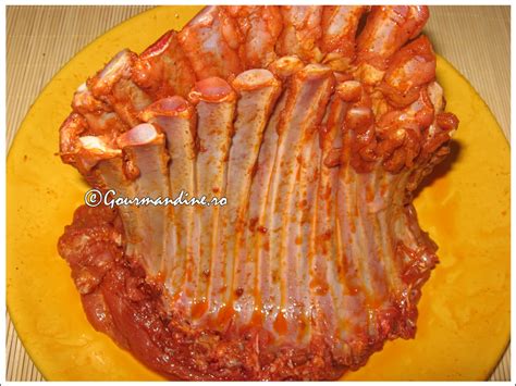Coroniță Din Coaste De Miel Umplută Cu Carne De Porc și Vită