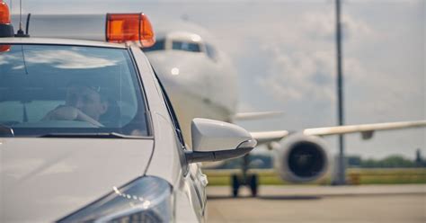 활주로에 착륙한 여객기보다 앞서 운전하는 팔로우 미 차량에 집중된 운전자 사진 Unsplash의 비행기 이미지