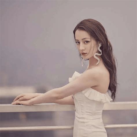 我出生时，万蛇齐涌，蛇声嘶鸣，只有蛇形黑玉里的黑蛇拼了命保护我。穷追不舍蛇形保护