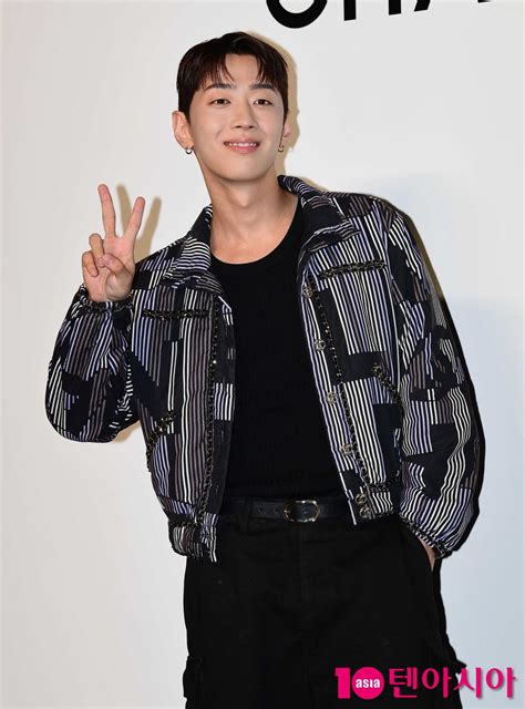 TEN포토 그레이 귀엽게 브이 텐아시아