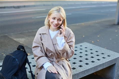 Bild Einer Sorglosen Jungen Aufrichtigen Frau Die Draußen Auf Einer Bank Sitzt Und Mit Dem