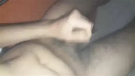 年轻的胖胖在淋浴时手淫 Xhamster