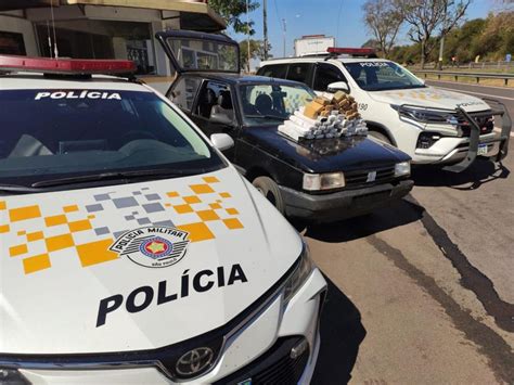 Jovem é preso tijolos de maconha escondidos em fundo falso de porta