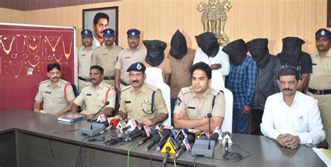 ఆరుగురు అంతర్రాష్ట్ర దొంగల అరెస్టు Six Interstate Robbers Arrested