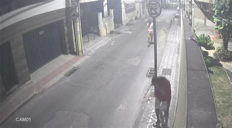 Vídeo mostra criminoso escalando poste para roubar residência no bairro