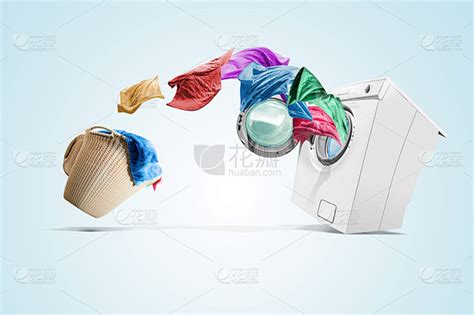 洗衣篮里的衣服放进洗衣机
