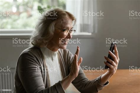 스마트 폰을 만드는 비디오 통화를 가진 행복한 중년 연금 여성 할머니에 대한 스톡 사진 및 기타 이미지 할머니 50 59세