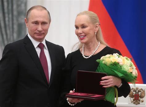 Путин вручил государственные награды выдающимся россиянам и иностранным