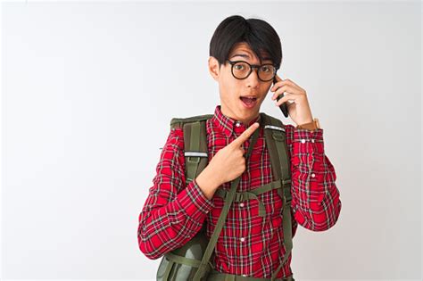 중국 등산객 남자 를 입고 매점 이야기 에 스마트 폰 위에 고립 된 흰색 배경 매우 행복 가리키는 손과 손가락 가리키기에 대한 스톡 사진 및 기타 이미지 Istock