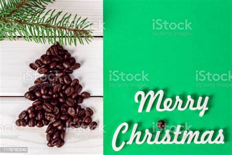 녹색 배경에 전나무 나무와 메리 크리스마스 단어와 커피 콩 크리스마스 트리 텍스트 복사 공간이있는 크리스마스 카드 0명에 대한 스톡 사진 및 기타 이미지 Istock