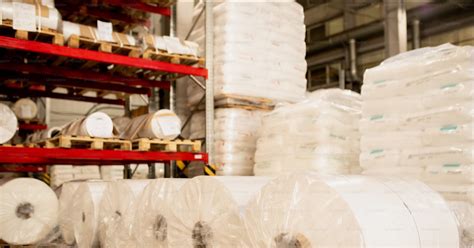 대형 현대식 열가소성 생산 공장의 파트너에게 전달하기 위해 준비된 패킹된 폴리머 멤브레인의 행과 스택 사진 Unsplash의 플라스틱 랩 이미지