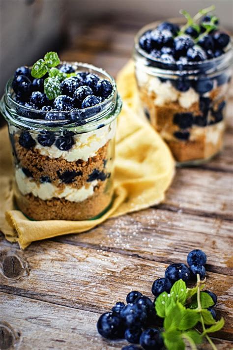 na krachym spodzie Deser z borówkami serkiem mascarpone i ciastkami
