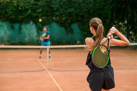 Чоловік грає в теніс картинки стокові Чоловік грає в теніс фотографії зображення Скачати з