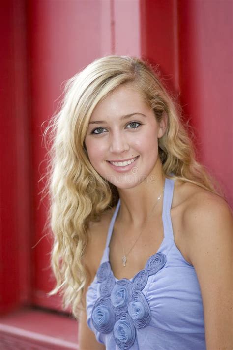 Retrato Rubio Hermoso Imagen De Archivo Imagen De Feliz 6637721