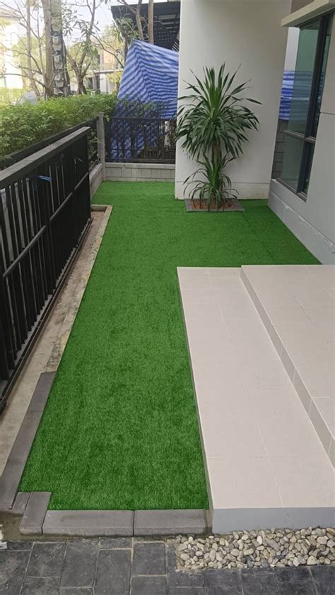 กั้นแนวดินสไลด์เข้าใต้บ้าน ปูหญ้าเทียมด้านหน้าบ้าน ปูแผ่นพื้น ลอนดอน สีเทา กั้นขอบแปลงผัก