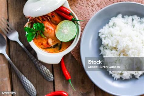 새우와 강 새우와 함께 한 톰 얌과 나무 테이블에 놓인 컵에 향신료와 칠리를 곁들인 톰 얌 길거리 음식에 대한 스톡 사진 및 기타 이미지 길거리 음식 방콕 톰얌 수프