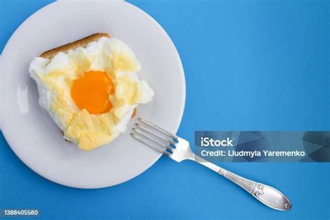 파란색 배경의 흰색 접시에 구름에 계란샌드위치 맨 위 보기입니다 공간을 복사합니다 달걀에 대한 스톡 사진 및 기타 이미지 달걀 빵 오븐 Istock