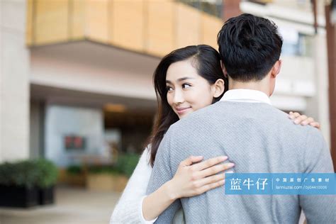 年轻情侣在商场里拥抱 蓝牛仔影像 中国原创广告影像素材