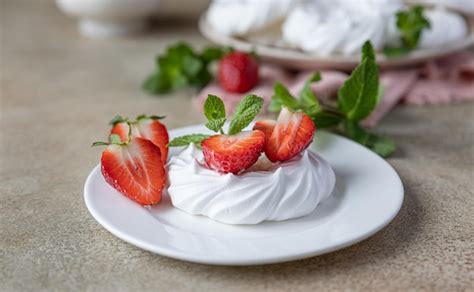 Premium Photo Mini Meringue Nest With Strawberries And Mint Empty