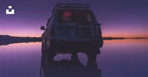 밤 시간 동안 눈 덮인 땅에 검은 Suv 사진 Unsplash의 무료 자동차 이미지