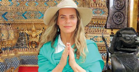 Bruna Lombardi posa de biquíni minúsculo aos 64 anos e surpreende fãs