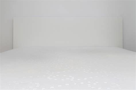 수 면 실에서 침대 프레임에 매트리스 메모리 폼 닫습니다 편안 하 게 매트리스 선택 0명에 대한 스톡 사진 및 기타 이미지