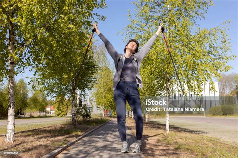 노르딕 워킹 공원에서 훈련하는 행복한 백인 여성 지팡이를 들고 숲을 들고 손을 들었다 걷는 기둥을 사용한 신체 활동 스포츠 관광 야외 레크리에이션 평면 30 39세에 대한