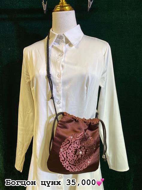 Уран эмээ Сар шинэдээ зориулж эмээгийнх нь урласан хантааз даалин бүс үсний уут богцон