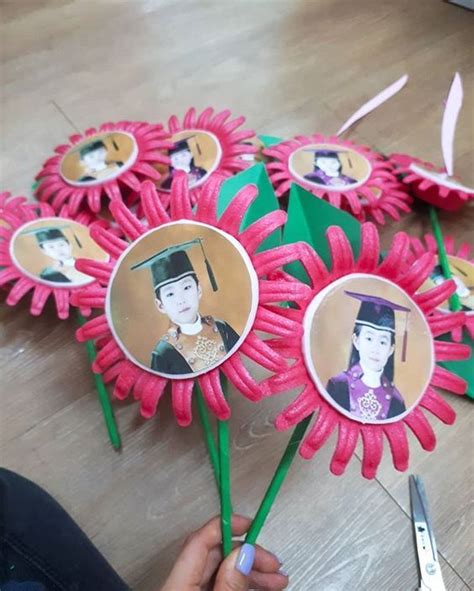 요즘 핫한 졸업식화환 완성하고보니 넘나이쁜것👍 졸업식끝나면 한송이씩 뽑아가세요💕 어린이집졸업식 어린이집 졸업식