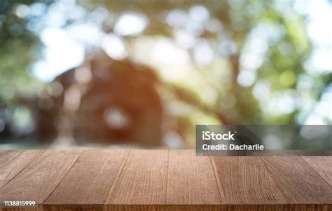 레스토랑의 추상 흐린 Bokeh 배경 앞에 빈 어두운 나무 테이블 제품을 표시 하거나 몽타주에 사용할 수 있습니다 공간에 대 한