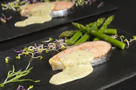Darnes De Saumon Sauce Estragon Et Asperges Vertes