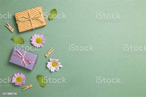 녹색 배경에 꽃이 있는 선물 상자 플랫 레이 상단 뷰 복사 공간 0명에 대한 스톡 사진 및 기타 이미지 0명 갈색 갈색