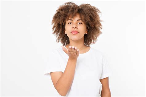 여름 즐거운 시간 웃는 키스는 흰색 템플릿과 빈 배경에 격리된 아프리카 곱슬 헤어스타일을 가진 아름다운 아프리카계 미국인