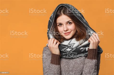 크리스마스 여자아이 안전띠를 편물 마모율 Scarf 미소 여자아이 동절기의 컨셉입니다 겨울에 대한 스톡 사진 및 기타 이미지