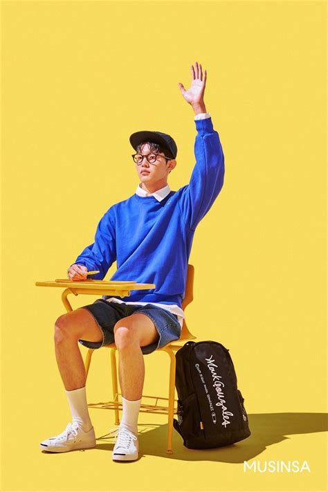신학기에 이렇게 입고 나가자 의자에 앉은 자세 포즈 남성 모델