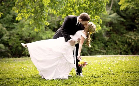 How To Pose For Wedding Photos 30 Wedding Picture Poses To Try Zola