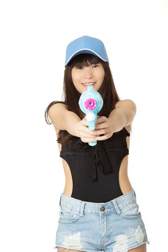 흰색 배경에 고립 된 검은 색 원피스 수영복을 입은 중국 여성 개념에 대한 스톡 사진 및 기타 이미지 개념 귀여운