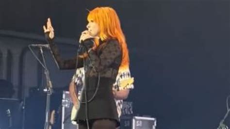 Watch Paramores Hayley Williams Pauses Show To Stop Audience Fight