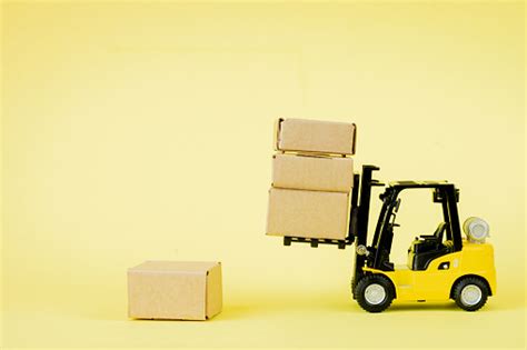 미니 지게차 트럭로드 골판지 상자 물류 및 운송 관리 아이디어 및 산업 비즈니스 상업 개념 0명에 대한 스톡 사진 및 기타 이미지 Istock