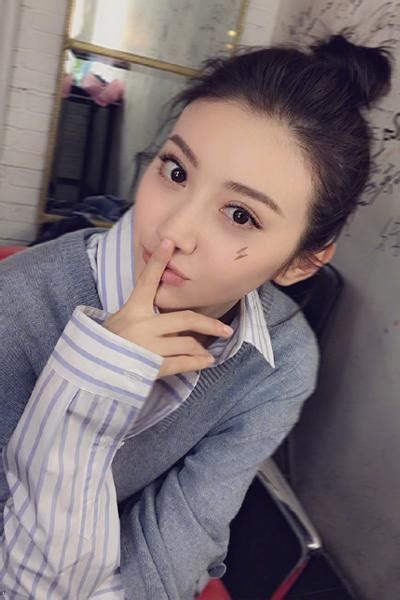 景甜曬自拍 頂著爆炸頭拿著棒棒糖 吐舌耍寶的包租婆造型萌萌噠 每日頭條