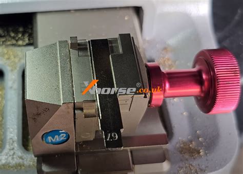 Bmw Key Cut By Code Using Dolphin Xp 005 And Key Tool Max