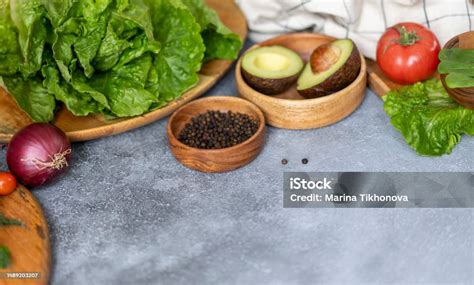 양상추 토마토 파슬리 아보카도 양파는 회색 배경에 있다 채식 음식 건강한 생활 습관 및 영양의 개념 개념에 대한 스톡 사진 및 기타 이미지 Istock